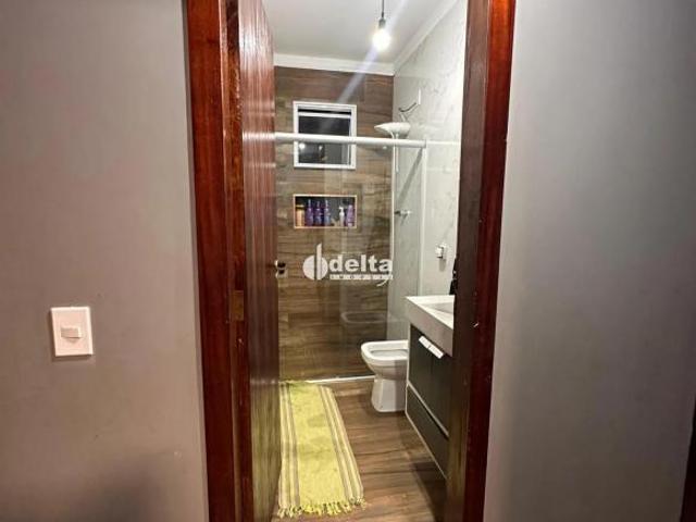 Casa residencial com 2 quartos sendo 1 suíte disponível para venda no bairro Granada em Uberlândia M