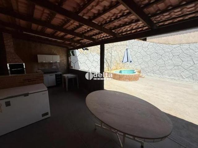 Casa residencial com 2 quartos sendo 1 suíte disponível para venda no bairro Pacaembu em Uberlândia