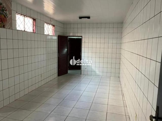 Casa residencial com 2 quartos sendo 1 suíte disponível para venda no Granada bairro em Uberlândia M