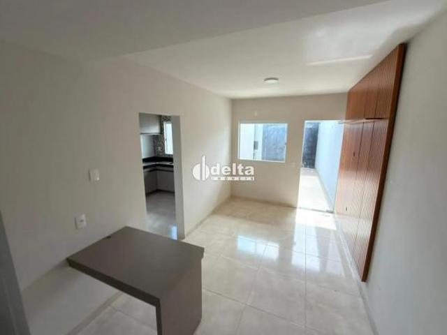 Casa residencial com 2 suítes disponível para locação e venda no bairro Novo Mundo em Uberlândia MG
