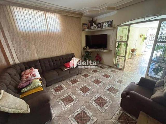 Casa residencial com 2 suítes disponível para venda no bairro Custódio Pereira em Uberlândia MG