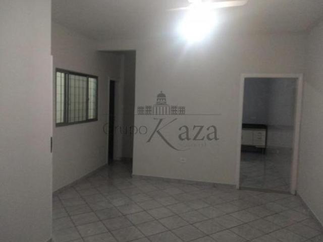 Casa residencial com 3 casas separadas independentes e 2 pontos comerciais