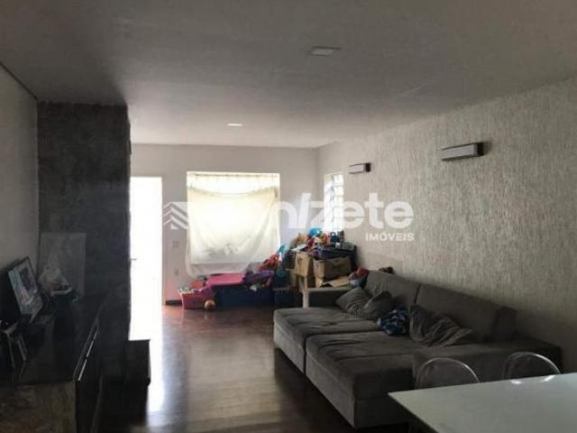 Casa Residencial com 3 Quartos, 4 Vagas e Aceita Permuta — Vila Alpina, Santo André