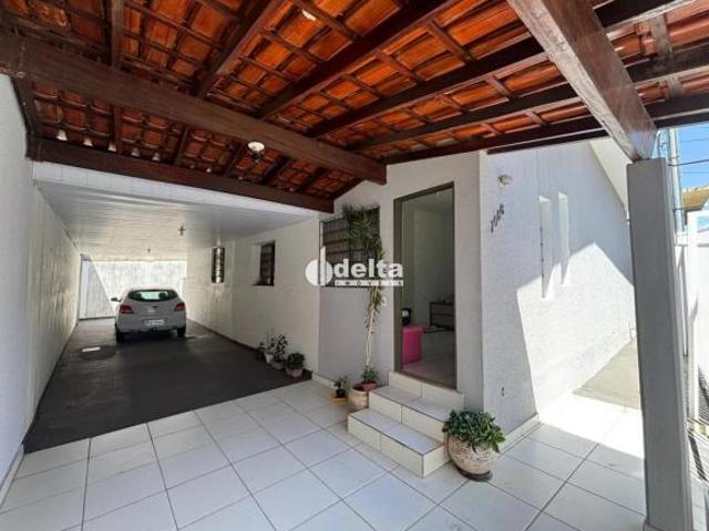 Casa residencial com 3 quartos disponível para venda no bairro Cazeca em Uberlândia MG