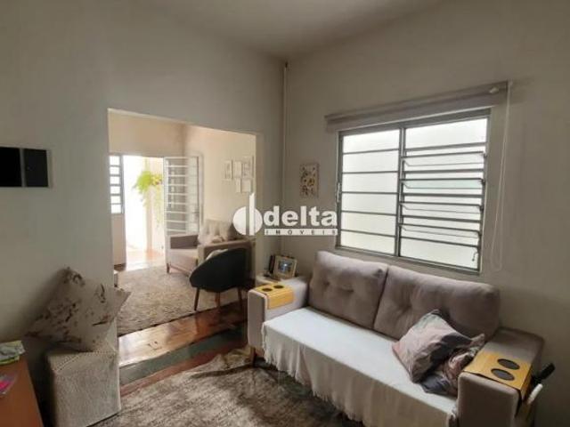 Casa residencial com 3 quartos disponível para venda no bairro Martins em Uberlândia MG