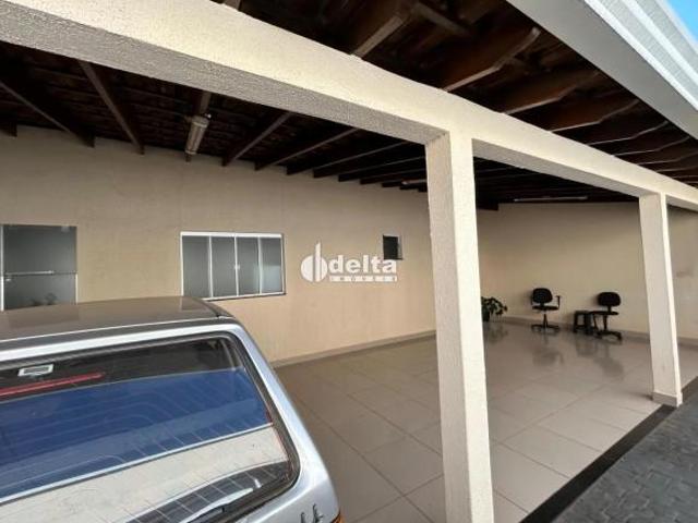 Casa residencial com 3 quartos disponível para venda no bairro Santa Mônica em Uberlândia MG