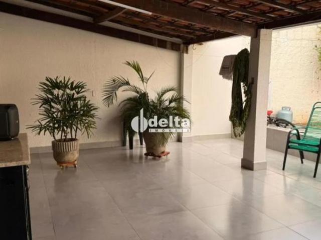 Casa residencial com 3 quartos disponível para venda no bairro Segismundo Pereira em Uberlândia MG
