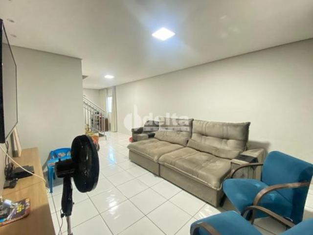 Casa residencial com 3 Quartos disponível para venda e locação no bairro Santa Luzia em Uberlândia M