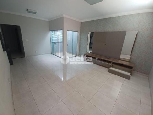 Casa residencial com 3 quartos e 1 suíte disponível para locação no bairro Alto Umuarama em Uberlând