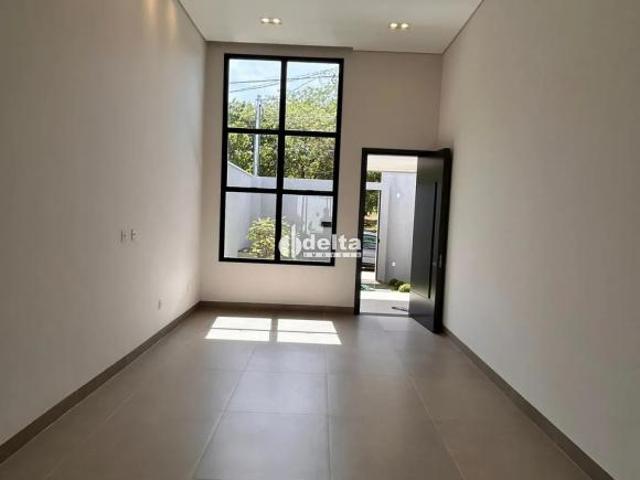 Casa residencial com 3 quartos sendo 3 suítes disponível para venda no bairro Granada em Uberlândia