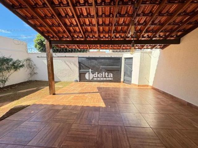 Casa residencial com 3 quartos sendo 1 suíte disponível para locação no bairro Granada em Uberlândia