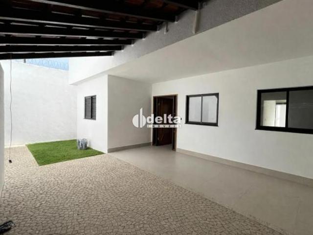 Casa residencial com 3 quartos sendo 1 suíte disponível para locação no bairro Laranjeiras em Uberlâ