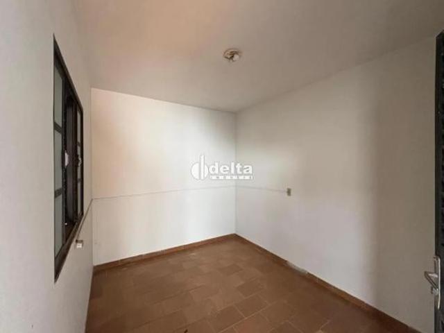 Casa residencial com 3 quartos sendo 1 suíte disponível para locação no bairro Santa Mônica em Uberl