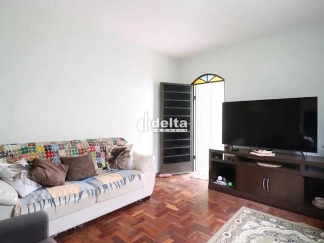 Casa residencial com 3 quartos sendo 1 suíte disponível para locação e venda no bairro Brasil em Ube