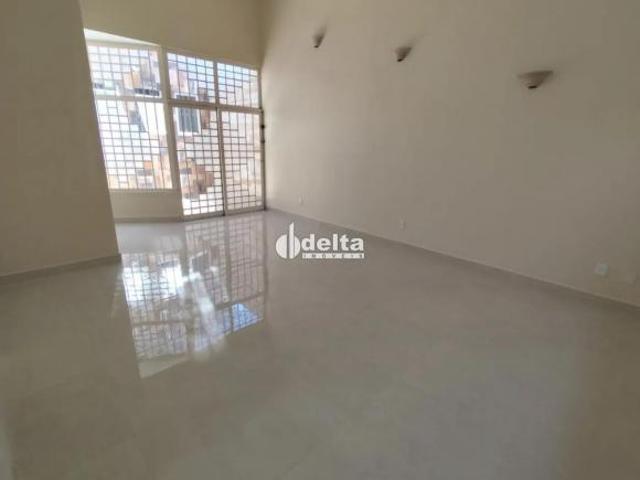 Casa residencial com 3 quartos sendo 1 suíte disponível para locação e venda no bairro Cidade Jardim