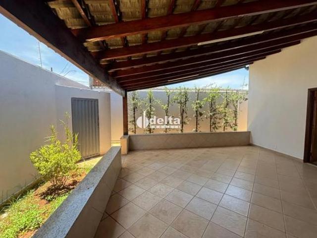 Casa residencial com 3 quartos sendo 1 suíte disponível para locação e venda no bairro São Jorge em