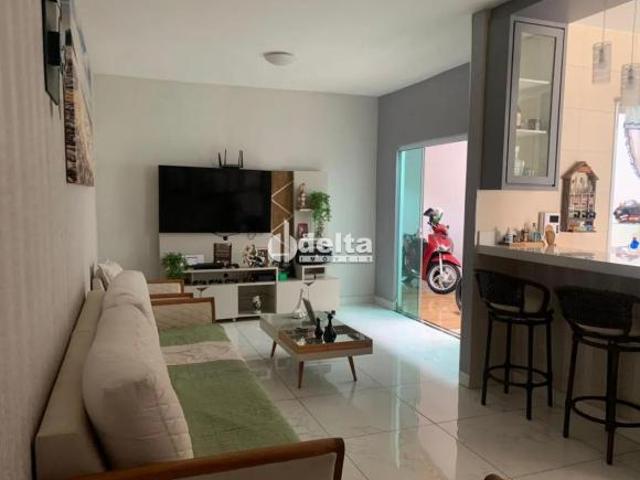 Casa residencial com 3 quartos sendo 1 suíte disponível para venda no bairro Novo Mundo em Uberlândi
