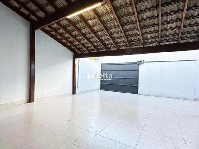 Casa Residencial com 3 quartos sendo 1 suíte disponível para venda no bairro Alto Umuarama em Uberlâ