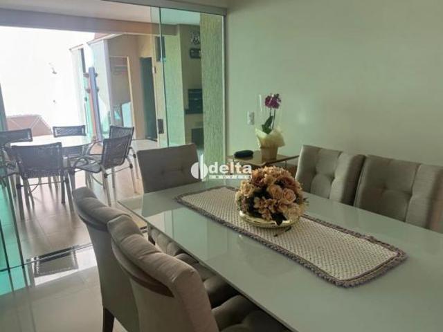 Casa residencial com 3 quartos sendo 1 suíte disponível para venda no bairro Alto Umuarama em Uberlâ