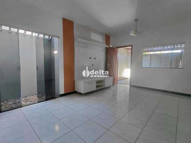 Casa residencial com 3 quartos sendo 1 suíte disponível para venda no bairro Custódio Pereira em Ube