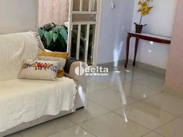Casa residencial com 3 quartos sendo 1 suíte disponível para venda no bairro Custódio Pereira em Ube
