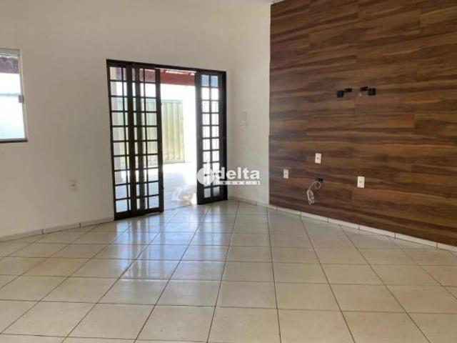 Casa residencial com 3 quartos sendo 1 suíte disponível para venda no bairro Carajás em Uberlândia M