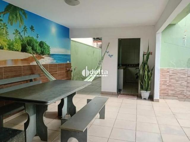 Casa residencial com 3 quartos sendo 1 suíte disponível para venda no bairro Chácaras Tubalina E Qua