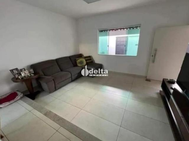Casa residencial com 3 quartos sendo 1 suíte disponível para venda no bairro Cidade Jardim em Uberlâ