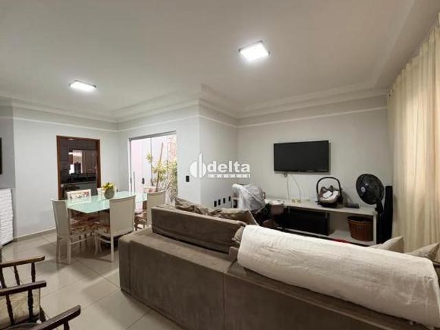 Casa residencial com 3 quartos sendo 1 suíte disponível para venda no bairro Granada em Uberlândia