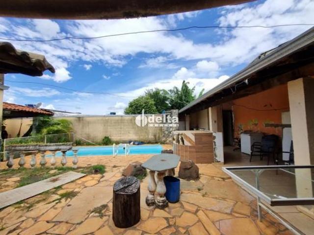 Casa residencial com 3 quartos sendo 1 suíte disponível para venda no bairro Granada em Uberlândia M