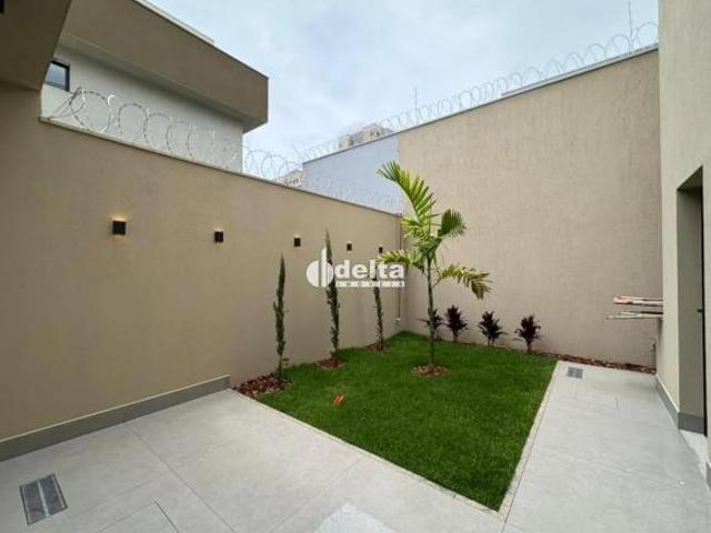 Casa residencial com 3 quartos sendo 1 suíte disponível para venda no bairro Grand Ville em Uberlând