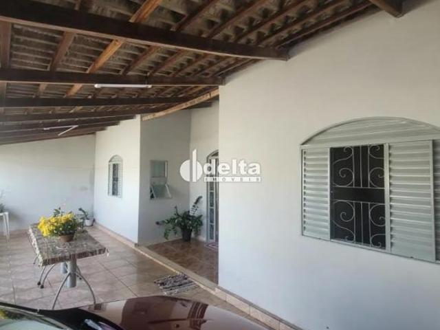 Casa residencial com 3 quartos sendo 1 suíte disponível para venda no bairro Jardim Canaã em Uberlân