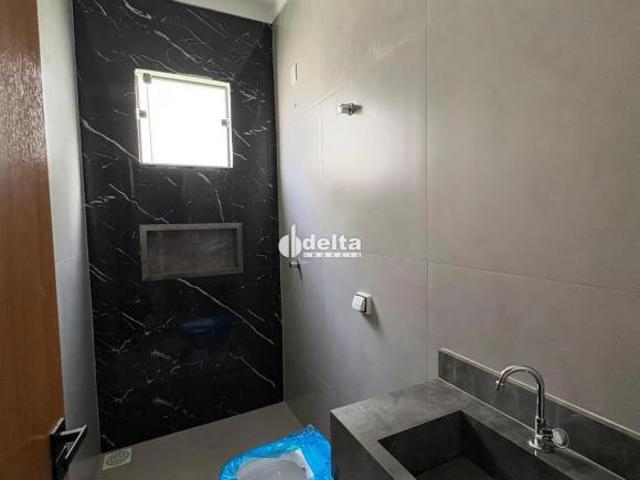 Casa residencial com 3 quartos sendo 1 suíte, disponível para venda no bairro Jardim Holanda em Uber