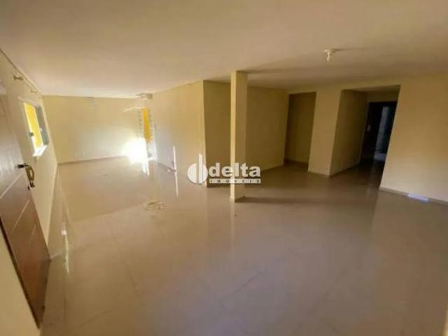 Casa residencial com 3 quartos sendo 1 suíte disponível para venda no bairro Jardim Karaíba em Uberl