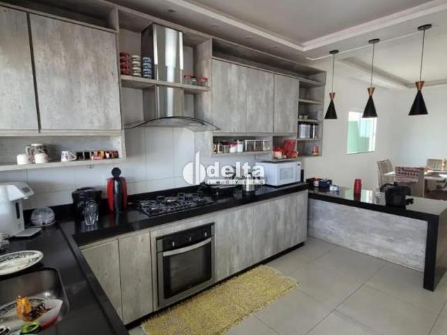 Casa residencial com 3 quartos sendo 1 suíte disponível para venda no bairro Jardim Patrícia em Uber