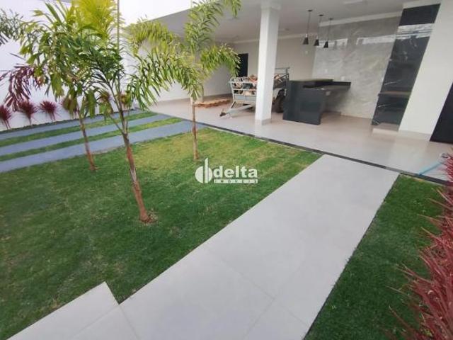 Casa residencial com 3 quartos sendo 1 suíte disponível para venda no bairro Jardim Patrícia em Uber