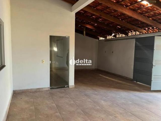 Casa residencial com 3 quartos sendo 1 suíte disponível para venda no bairro Laranjeiras em Uberlând