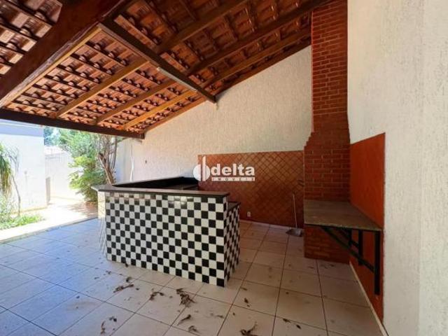 Casa residencial com 3 quartos sendo 1 suíte disponível para venda no bairro Santa Mônica em Uberlân