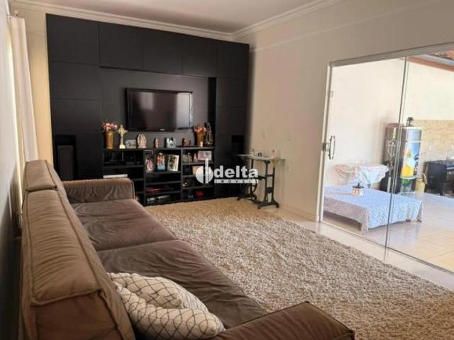 Casa residencial com 3 quartos sendo 1 suíte disponível para venda no bairro Santa Luzia em Uberlând