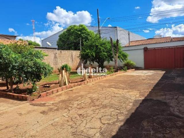 Casa residencial com 3 quartos sendo 1 suíte disponível para venda no bairro Tubalina em Uberlândia