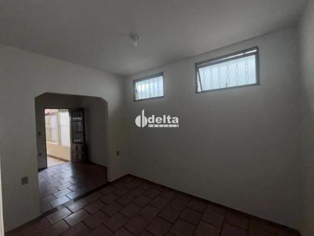 Casa residencial com 3 quartos sendo 1 suíte, disponível para venda no bairro Tibery em Uberlândia M