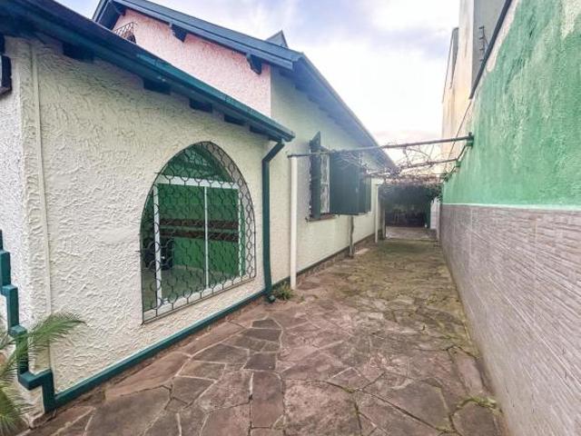 Casa Residencial com 3 Quartos, sendo 1 suíte e 3 Banheiros, no Bairro Santa Ter