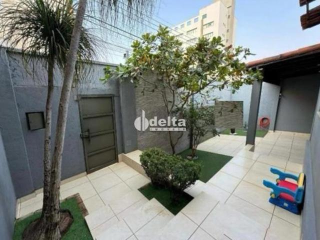 Casa residencial com 3 quartos sendo 2 suíte disponível para venda no bairro Tabajaras em Uberlândia