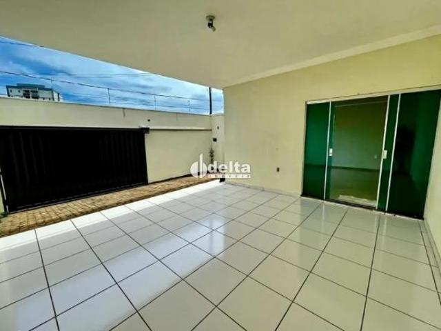 Casa residencial com 3 quartos sendo 2 suítes disponível para locação no bairro Jardim Botânico em U