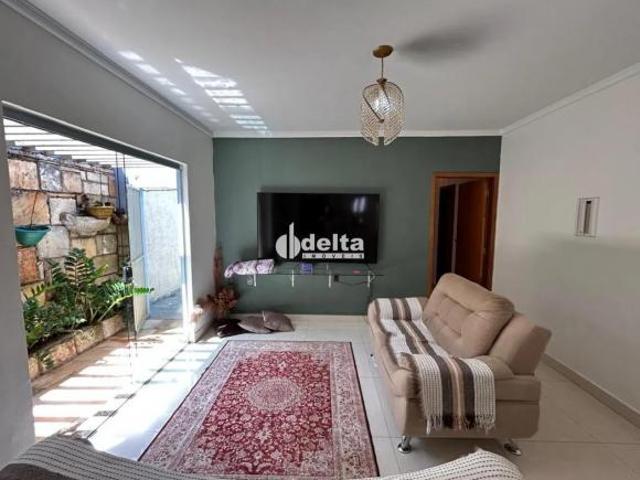 Casa residencial com 3 quartos sendo 2 suítes disponível para locação no bairro Santa Rosa em Uberlâ
