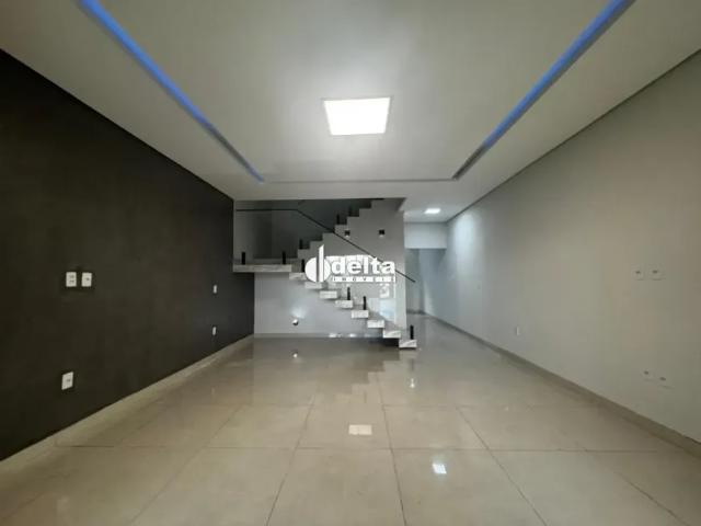 Casa residencial com 3 suítes, disponível para locação e venda no bairro Aclimação a em Uberlândia M