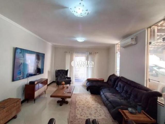 Casa residencial com 3 suítes disponível para locação e venda no bairro Jardim Patrícia em Uberlândi