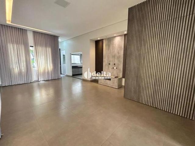 Casa residencial com 3 suítes disponível para locação e venda no bairro Laranjeiras em Uberlândia MG