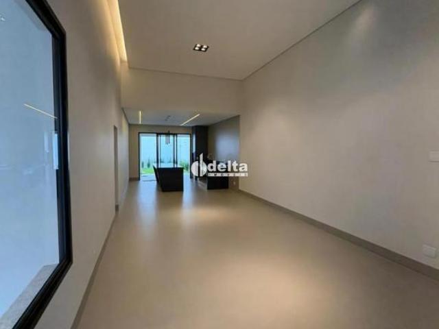 Casa residencial com 3 suítes disponível para venda no bairro Novo Mundo em Uberlândia MG