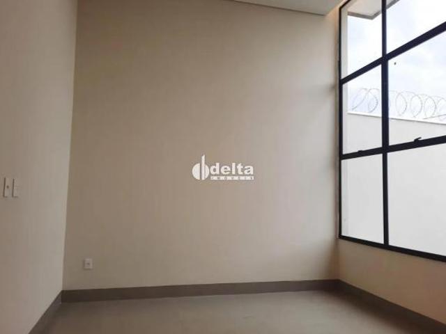 Casa residencial com 3 suítes disponível para venda no bairro Novo Mundo em Uberlândia MG